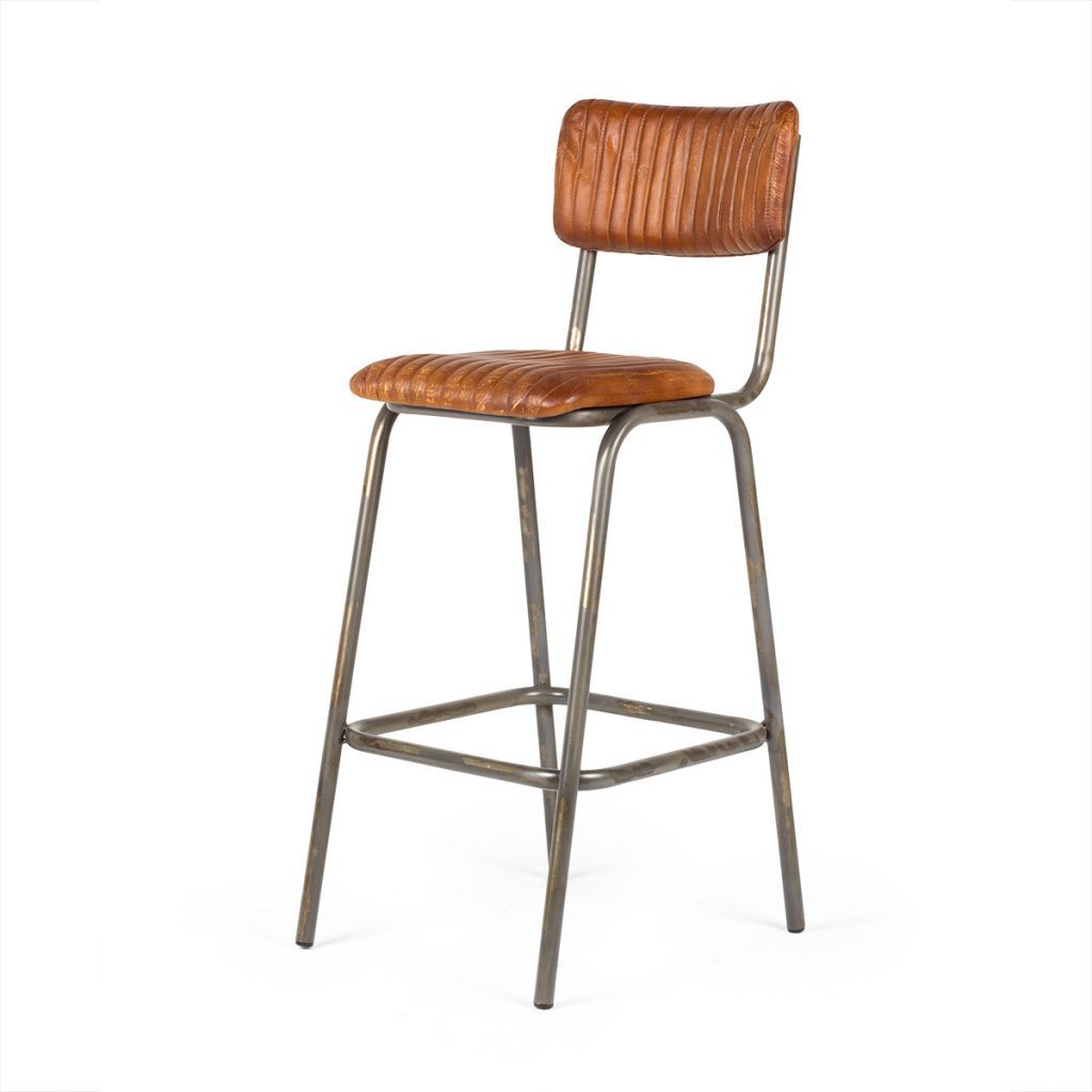 Taburetes de bar altos en polipiel de diseño.