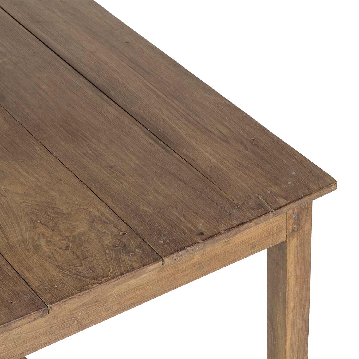 Mesas rústicas de madera.