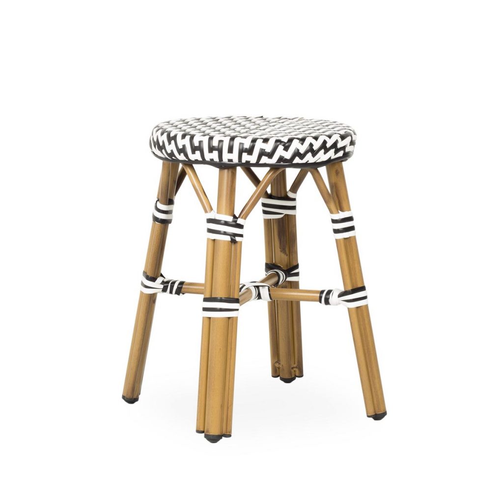 Tabourets bas en rotin pour bistrots.