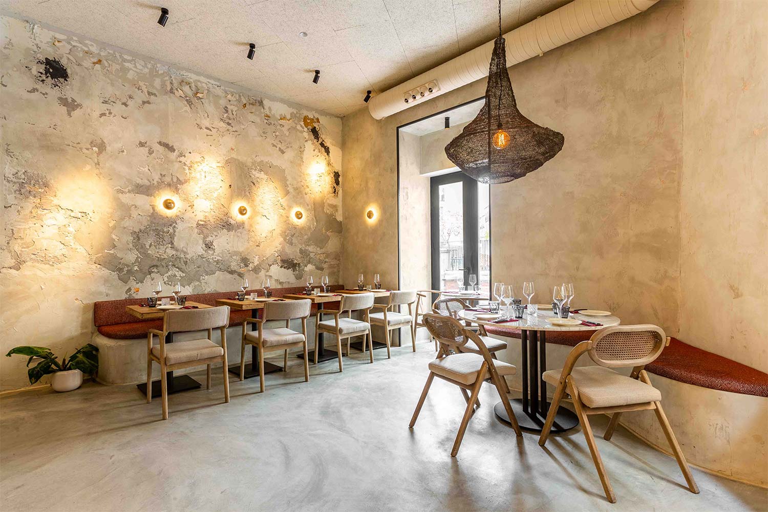 Agencement de pizzerias avec mobilier de Francisco Segarra.